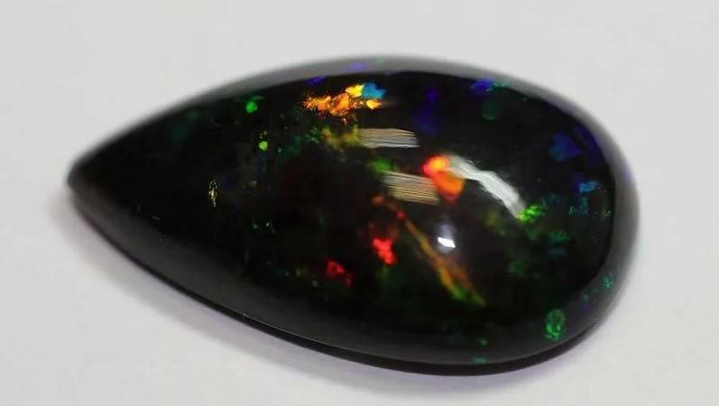 Камень Черный опал – как выглядит, магические свойства